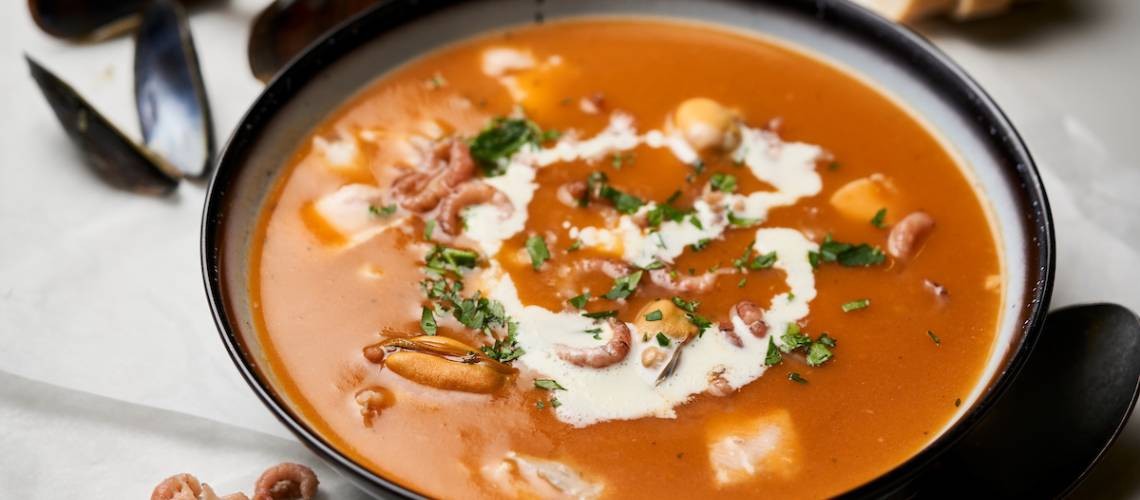 Kangourou avec carottes et sauce aux fruits rouges