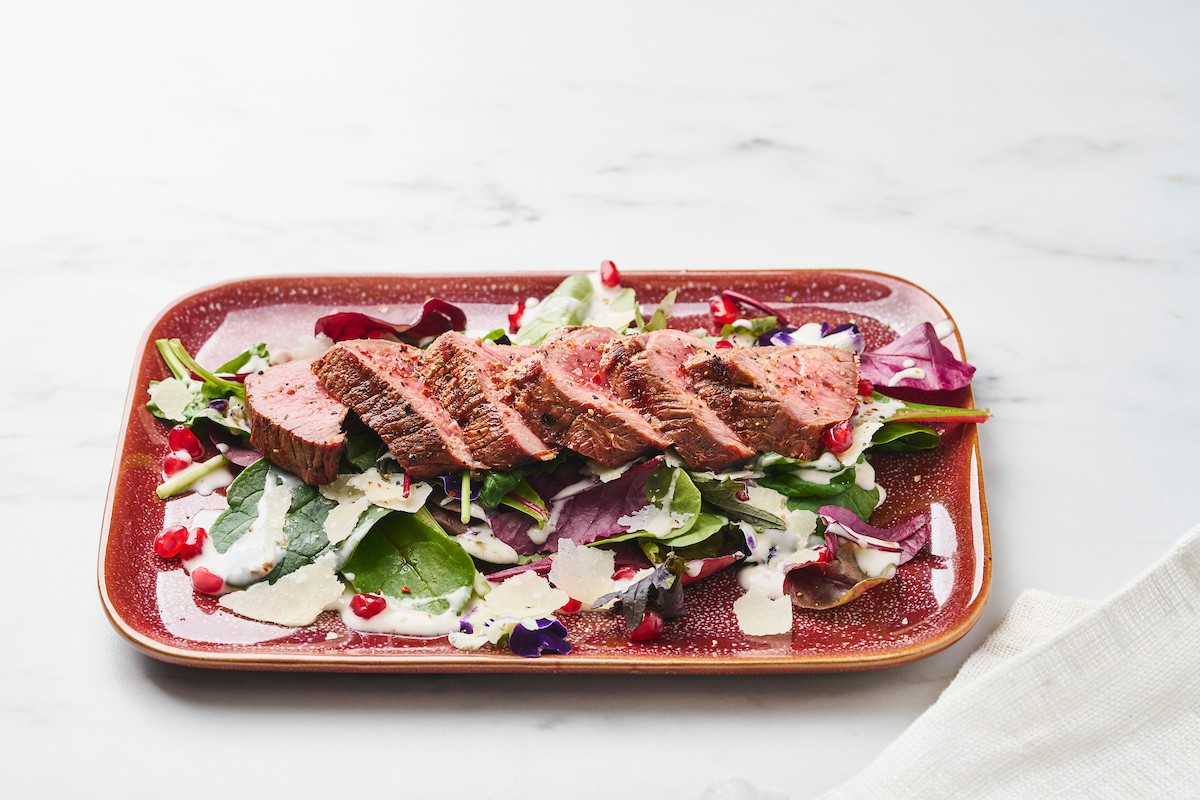 Filet de faisan rôti avec jus de betterave rouge